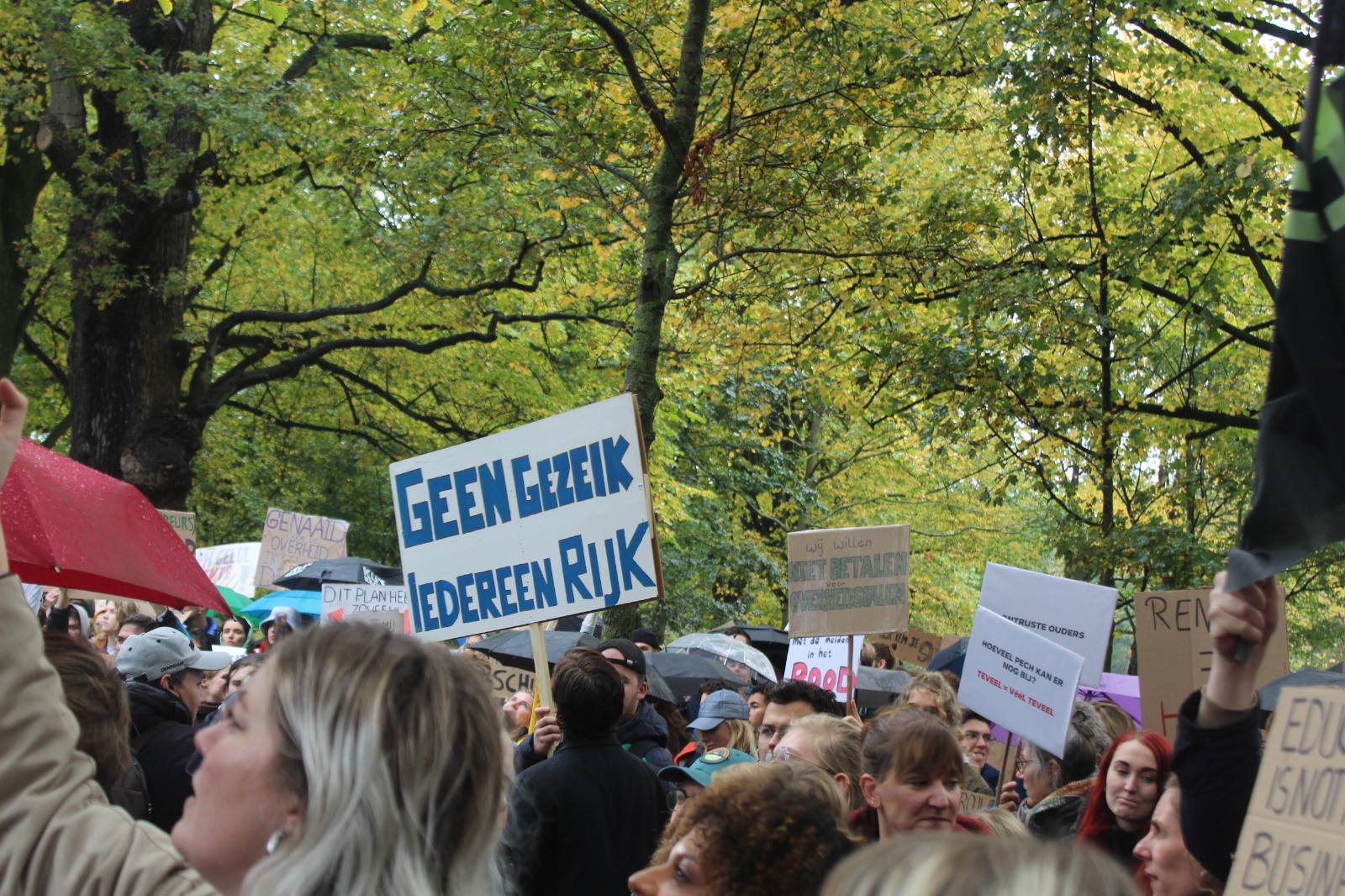 'Zero interest, zero interest!' Hundreds demonstrate outside Parliament ...